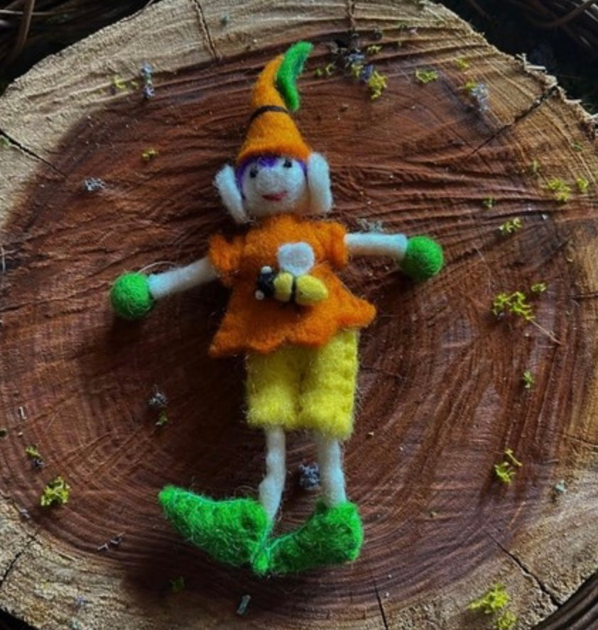 Buzzy Bee Elf – The Leisa Tree